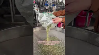 Sift fennel using a vibrating screen.