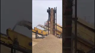 Tracked mobile crushing and screening machine