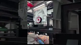 Tire-mounted mobile crushing and screening machine