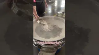 Ultrasonic vibrating screen is used to screen sweet potato flour.
