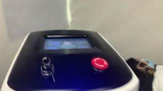 Cryolipolysis machine screen and handle in operation