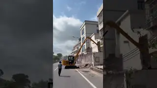 11m long reach boom with hydraulic breaker is working.