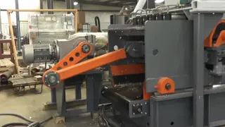 Wood shaving machine for poultry bedding