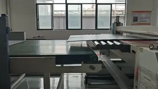 The feeding and pulling operation for plastic collapsible sleeves and honeycomb panels.