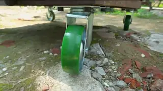 Pulling our trolley on a rocky road, the casters are wear resistant, shock absorbing.