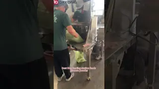 Dust free feeding station feeds glucose powder