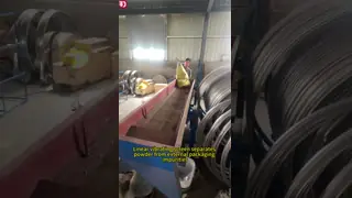 Linear vibrating screen separates ham sausage powder from external packaging impurities.
