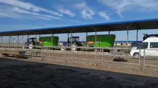 Trailer feed mixer