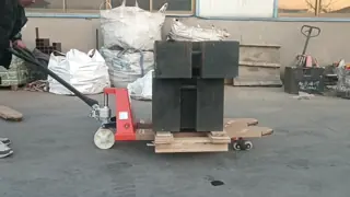 Heavy-Duty Manual Pallet Jack in Action – 2000kg Load Capacity Test
