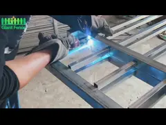 鉄管の蓋でできた蓋 (Rückstand de l‘acier et de la roue, depuis le Staub bedeckt) について