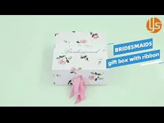 В качестве почетных дам, косметический подарок, карточка с лентой.
