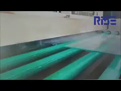 Een machine die sinaasappelsap krijgt met een goede maaltijd.