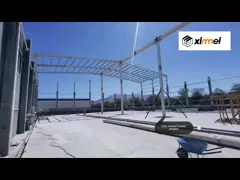 La stazione ferroviaria, il luogo di stoccaggio dei carri di struttura metallica.