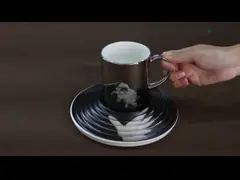 Zubereitungen für Keramikbecher und -platten Le preparazioni per tazze e piatti in ceramica