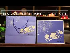 Set di tazze e piatti in ceramica di varie dimensioni con teiera