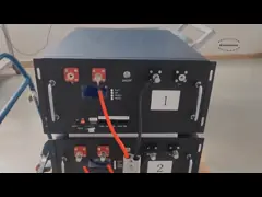 ラックに搭載されたリチウムイオン電池 5度平行 60度バックアップ電源