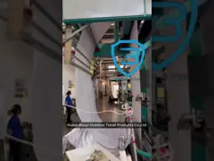 Работник носит униформу безопасности, или униформу патруля, или униформу безопасности, которая полностью заполнена.