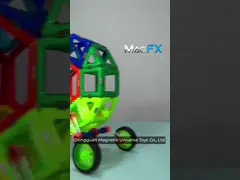 창의적인 아이들처럼 우리는 진짜처럼 파란 남자들과 놀고 있습니다.