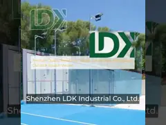 Als de spiegel van een vogel in de arena.