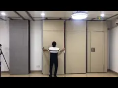 Zusammenklappbare bewegliche Trennwände. Flexible Raumteilung für Einzelhandels- und Ausstellungsräume. Staubdicht und antistatisch.